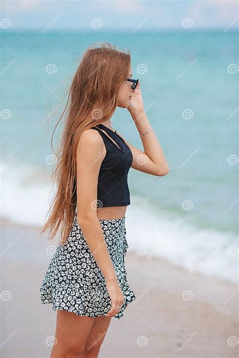 Feliz Jovencita Disfruta De Vacaciones En La Playa Tropical Imagen De