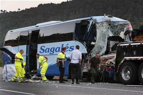 Treinta Heridos Dos Graves En Un Accidente Entre Un Camión Y Un