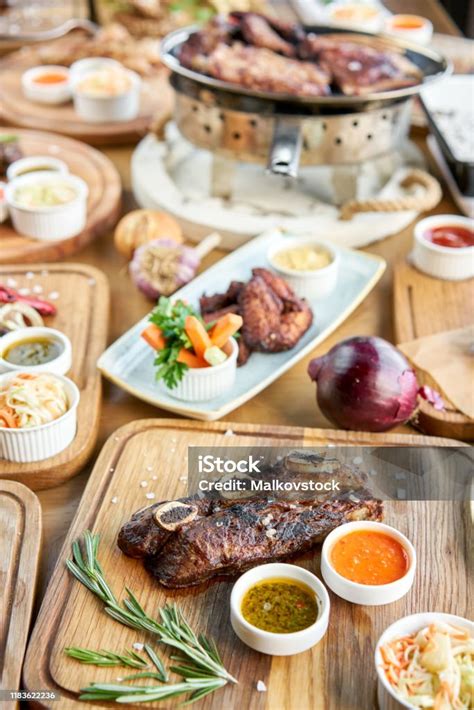 아르헨티나 스타일에 따라 잘라 쇠고기 고기 라고 아사도 바비큐 레스토랑 메뉴 테이블에 많은 다른 음식 디너 파티 또는 연회