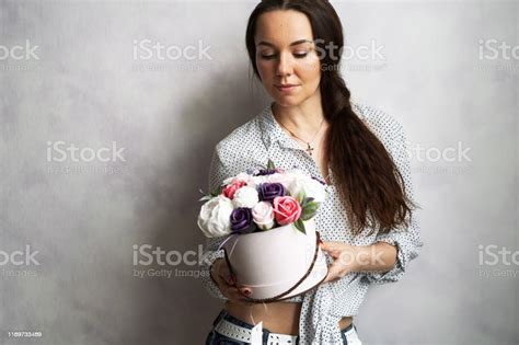 꽃의 큰 여러 가지 빛깔의 꽃다발과 아름다운 소녀는 벽에 서있다 8에 대한 스톡 사진 및 기타 이미지 8 공예 공휴일
