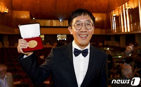 뉴스1 Pick 한국계 수학자 최초 필즈상 허준이 교수 금의환향