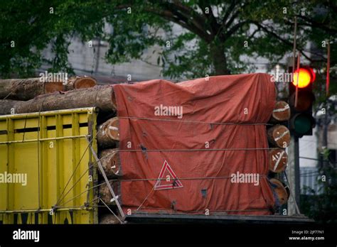 Lkw Mit Holz Beladen Fotos Und Bildmaterial In Hoher Auflösung Alamy