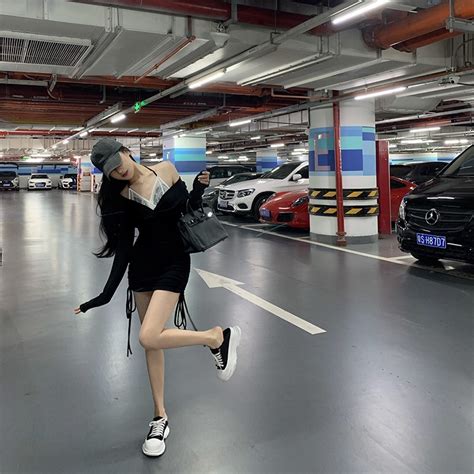 ชุดเดรสกระโปรงเซ็กซี่ เปิดไหล่ คอวี แต่งลูกไม้ หรูหรา แฟชั่นฤดูร้อน