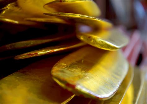 เรือพระราชพิธี พายทองใบข้าว ใช้กับเรือพระที่นั่งทั้ง ๔ ลำ ได้แก่เรือพระที่นั่งสุพรรณหงส์ เรือ