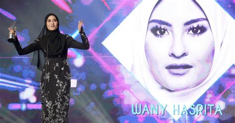 Showbiz Singer Wany Hasrita Wins Most Popular Artiste Award At Abpbh