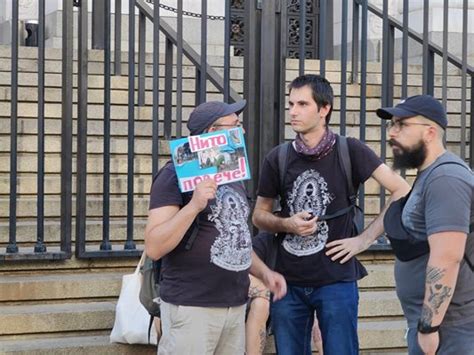 Протестиращи се събраха пред Съдебната палата в София за да кажат не на насилието Снимки