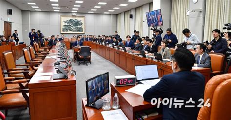 국회 운영위 대통령실·여당 불참에 파행