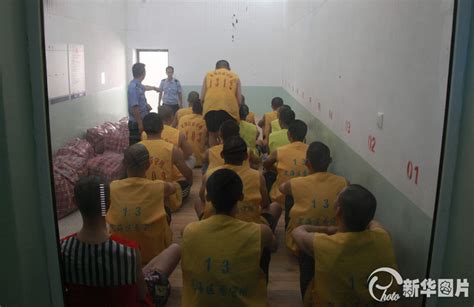 절강 주산 간수소 이사 무장경찰들 실탄 총 들고 압송10 인민넷 조문판 人民网