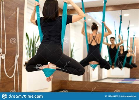 Ca Da De La Mujer En Hamaca En La Yoga De La Mosca De La Posici N De