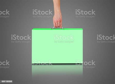 핸드 핸들 녹색 상자를 보유 하고있다 노트북에 대 한 포장 상자입니다 반사 층에 서 있다 회색 배경에 절연 가득 찬에 대한 스톡 사진 및 기타 이미지 Istock