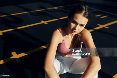 자연 조명 아름 다운 젊은 여자 와 슬림 한 체형이다 에 그만큼 체육관 18 19세에 대한 스톡 사진 및 기타 이미지 18 19세 가냘픈 감정 Istock