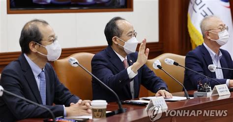 인사하는 추경호 경제부총리