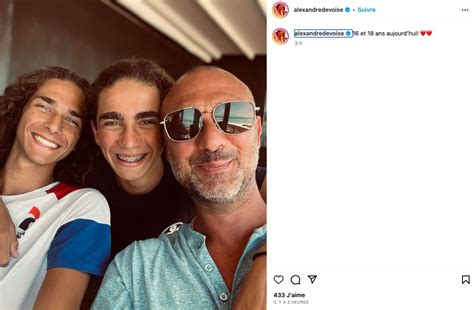 Photo Face Caméra Le Trio Pose Tout Sourire Le Regard Rieur Comme