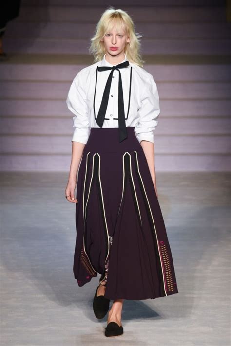 런던패션위크는 우리에게 아름다운 디테일부터 놀라운 스타일까지 올 가을 겨울 새로운 유행을 예고하는 인스피레이션을 제공했다 카툰 캐릭터 플로랄 격자무늬와 체크 웨스턴룩