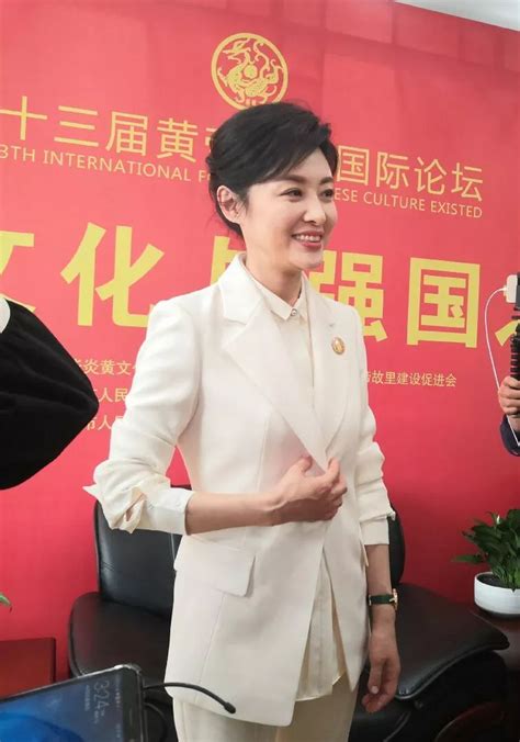 周涛白西装造型真优雅，搭配同色衬衫也不单调，51岁风采不减当年凤凰网