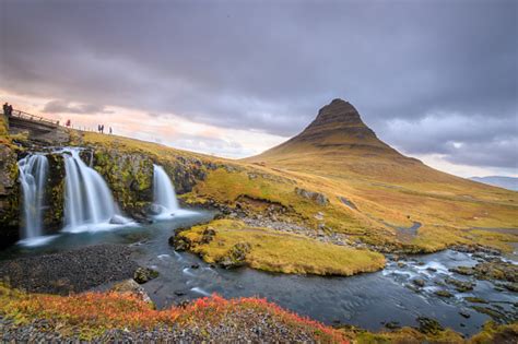 아이슬란드의 놀라운 자연 풍경 장엄한 Kirkjufell 과 폭포 위에 환상적인 그림 같은 일몰 키르주펠 산 아이슬란드 유명한