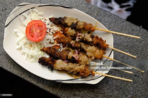 사테 자무르는 굴 버섯과 식용 버섯을 땅콩 소스로 구운 사테입니다 이 음식은 다이어트를 하는 사람과 채식주의자 또는 완전 채식