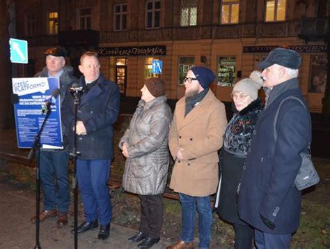Działacze PIS pod biurem Platformy Obywatelskiej w Tomaszowie