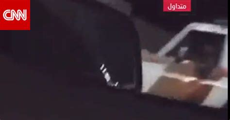السعودية تداول فيديو ما فعله مواطن مع رجل أمن داخل دورية شرطة