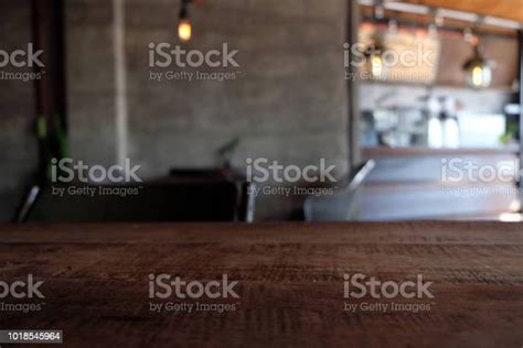 나무 테이블에 카페 커피숍 바 레스토랑 배경디스플레이 사용 수의 흐림 또는 귀하의 제품을 몽타주 탁자에 대한 스톡 사진 및 기타 이미지 Istock