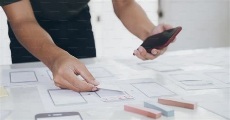 소프트웨어 개발 및 코딩 기술 분야에서 일하는 프로그래머 및 Ux Ui 디자이너 모바일 및 웹 사이트 디자인 및 프로그래밍