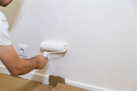 벽을 그리는 사람 벽에 페인트 개조 가로 이미지 공간을 닫고 복사합니다 Diy에 대한 스톡 사진 및 기타 이미지 Diy