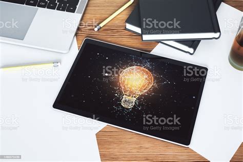 창조적 인 전구 홀로그램 연구 및 개발 개념과 현대 디지털 태블릿 모니터 맨 위 보기입니다 3d 렌더링 0명에 대한 스톡 사진 및 기타 이미지 Istock