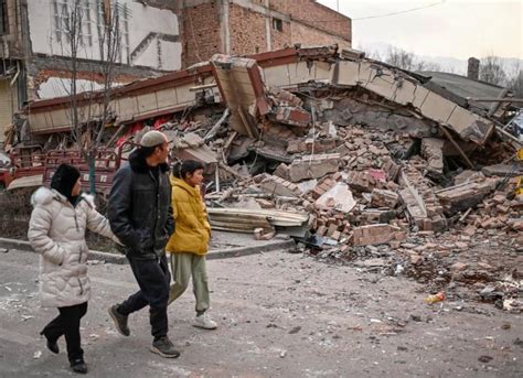 Socorristas Tratan De Encontrar Vida Entre Los Escombros Tras Terremoto