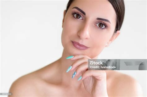 Gadis Model Cantik Dengan Desain Kuku Manikur Biru Rhinestones Di Latar