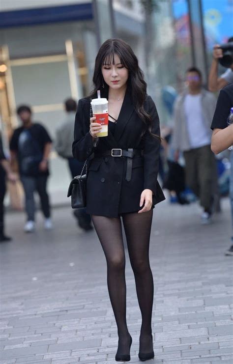 街拍：时尚小西装搭配黑色丝袜高跟鞋，大波浪发型太显气质了