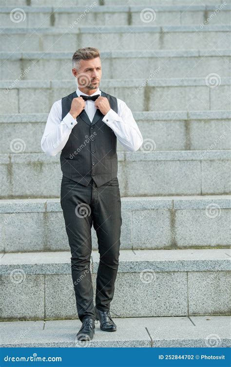 Hombre En Ropa De Moda Formal Para Hombre Elegante Con Traje De Largo