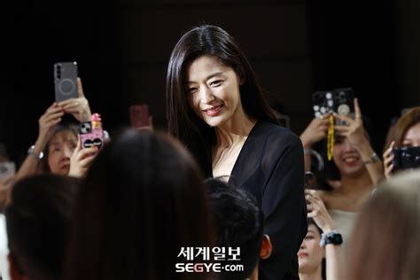 [포토] 전지현 팬들과 눈맞춤