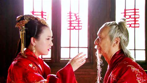 【full Movie】灰姑娘被逼嫁給70歲的老頭，哪料一撕開面皮，竟是陪伴多年的神醫美男子！💕中国电视剧 爱情 Youtube