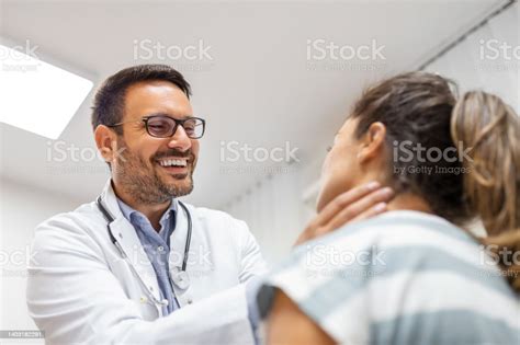 진료소에서 젊은 여자의 목을 검사하는 내분비학자 갑상선 검사를 가진 여성 내분비학 호르몬 및 치료 인후통의 염증 의사에 대한