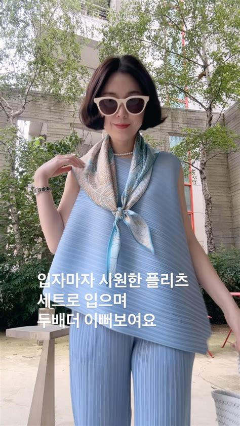 코코블랙 권영혜 그냥티셔츠에 스커트만 입었는데 넘 예쁘네~ 핏이예쁜티와 스커트에요 딱맞는 반팔티ㅡ25000 루미 캉캉