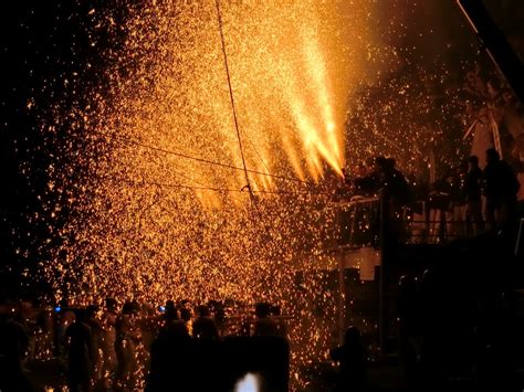 【手力の火祭り】神輿を担いだ裸男たちが、火の粉の滝へ突っ込む！？ 岐阜市・長森 Playlife プレイライフ