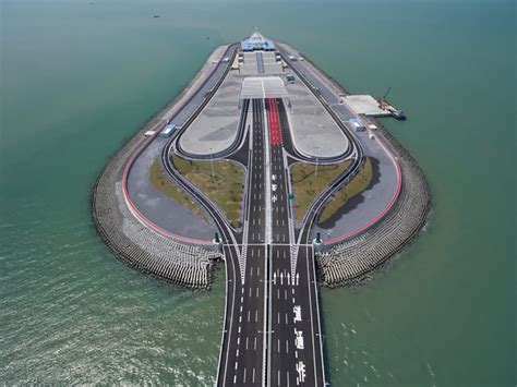 Cina tutto pronto per il ponte sullacqua più lungo del mondo 55 km