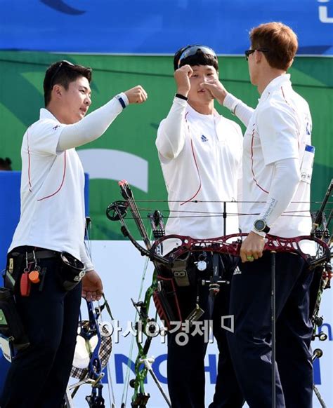 [포토]컴파운드 단체전 결승 확정지은 남자 양궁대표팀 아시아경제