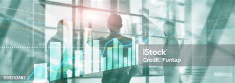 금융 투자 또는 경제 동향 비즈니스 아이디어와 예술 작품 디자인에 대 한 도시 배경에 사람들의 실루엣 추상 이중 노출 보편적 인 배경입니다 2명에 대한 스톡 사진 및 기타