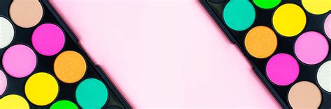트렌디한 파스텔 핑크 배경의 밝은 네온 아이섀도우 팔레트 메이크업 뷰티 제품 메이크업 아티스트를위한 도구 화장품 미용실 여름 아이 섀도우 노란색 녹색 배너 텍스트 장소 0
