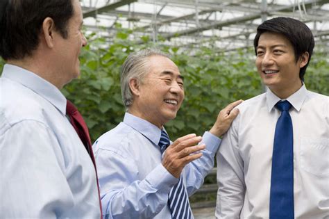 东方人中年人老年人三个人商务人士农民菜园农场笑微笑露齿笑横图白天正面讨论快乐幸福成功团队农业北京中国