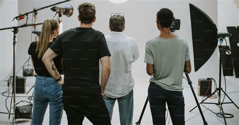 스튜디오에서 함께 작업하는 프로덕션 팀 사진 Unsplash의 사진술 이미지