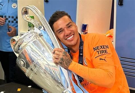 Ederson é Eleito Melhor Goleiro Do Mundo Pela Fifa No The Best Sbt Sports