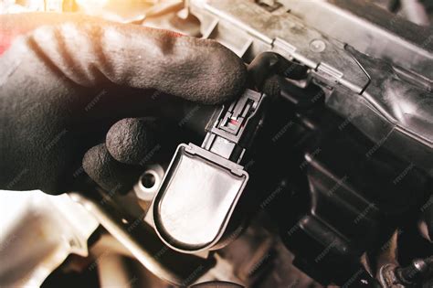 El Mecánico De Automóviles Está Desconectando La Bobina De Encendido
