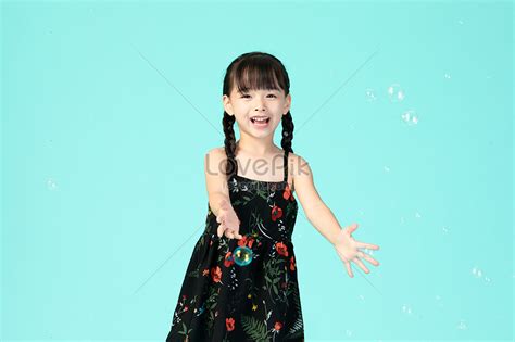 거품을 놀고 어린 소녀 사진 무료 다운로드 Lovepik