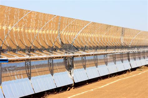 Los Paneles Solares Del Canal Parabólico Guadix España Imagen de