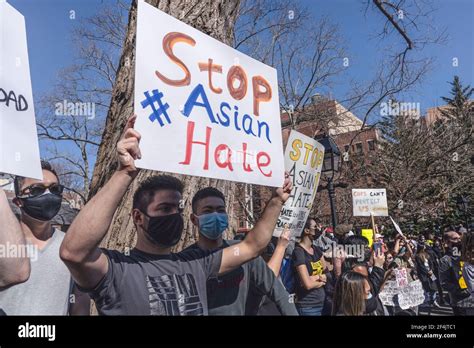 New York États Unis 21 Mars 2021 Un Manifestant Tient Un écriteau