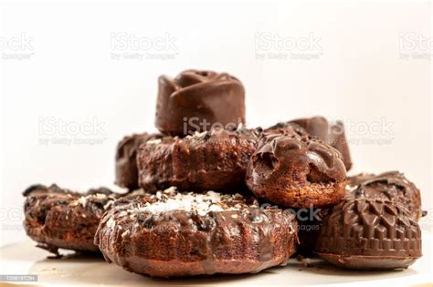 천연 재료로 만든 비건용 맛있는 초콜릿 식이 간식 코코넛을 뿌린 사탕과 건포도 쿠키를 흰색 접시에 뿌립니다 텍스트에 대한 장소가