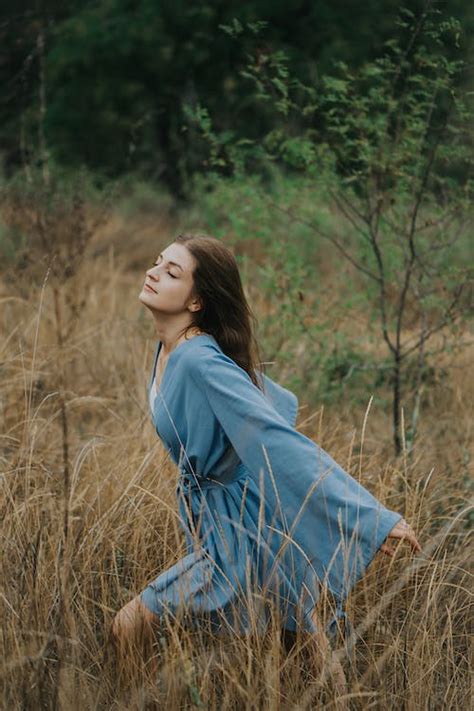 Chica En El Campo · Foto De Stock Gratuita