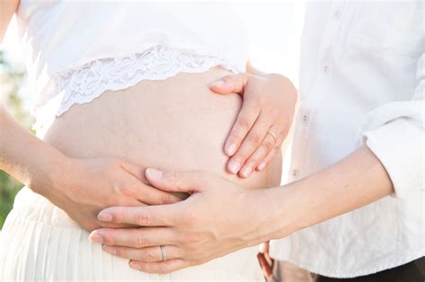 妊娠初期、お腹が膨らみ始める時期はいつから？体験談も紹介 [ママリ]